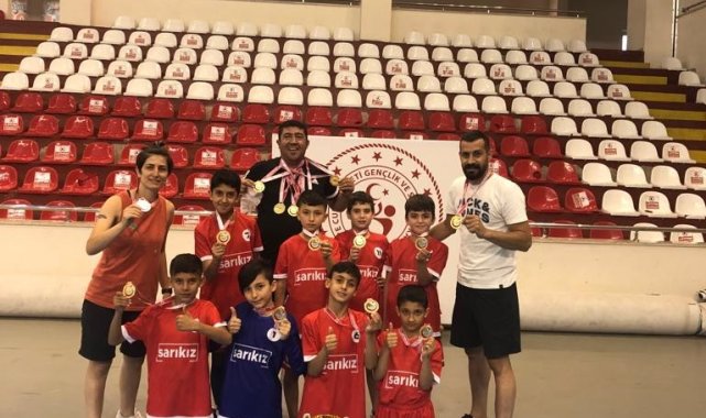 1955 Batman Belediyespor Minik Hentbol Takımı Türkiye şampiyonu oldu ... 1955 Batman Belediyespor Minik Hentbol Takımı Türkiye şampiyonu oldu ...